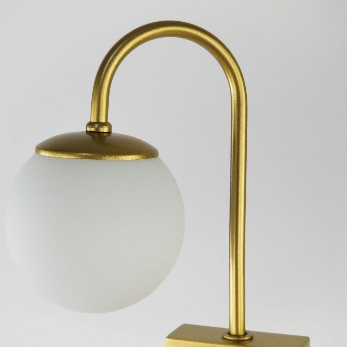 Arandela Design Moderno Curves - Dourada e 2 Globos Brancos - Camicado